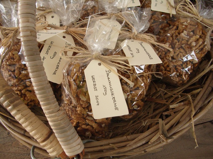 aus Nüssen :: Frohburg-wilen-gottshaus